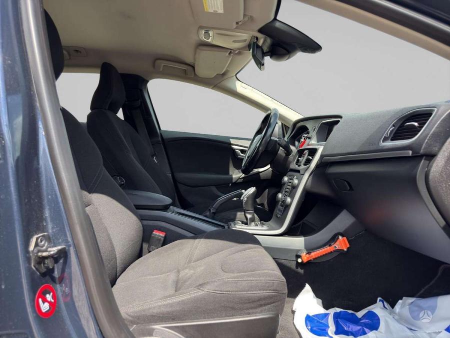 Zils Volvo V40 2013 Viļņa, ar dzinēja tilpumu 1.60 L un nobraukumu 279 tūkst. km par 4490 €, foto 19 vietnē AUTOMOTO.COM.LV
