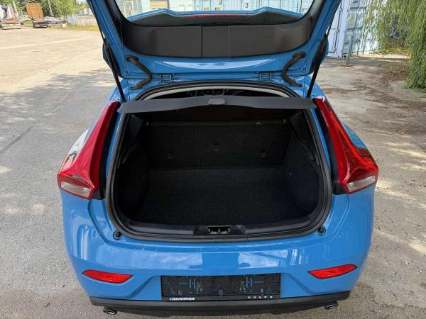 Blue Volvo V40 2013 in Ukmerge, with an engine capacity of 1.98 L and mileage of 252 thousand km for 5850 €, photo 8 on AUTOMOTO.COM.LV