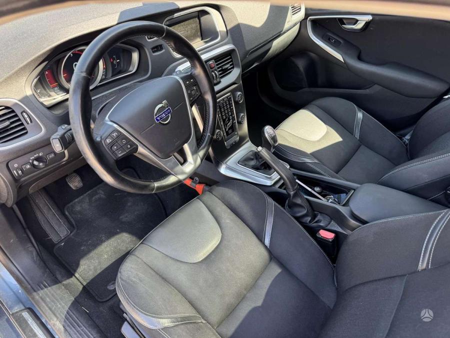 Blue Volvo V40 2013 in Alytus, with an engine capacity of 1.60 L and mileage of 273 thousand km for 5450 €, photo 8 on AUTOMOTO.COM.LV