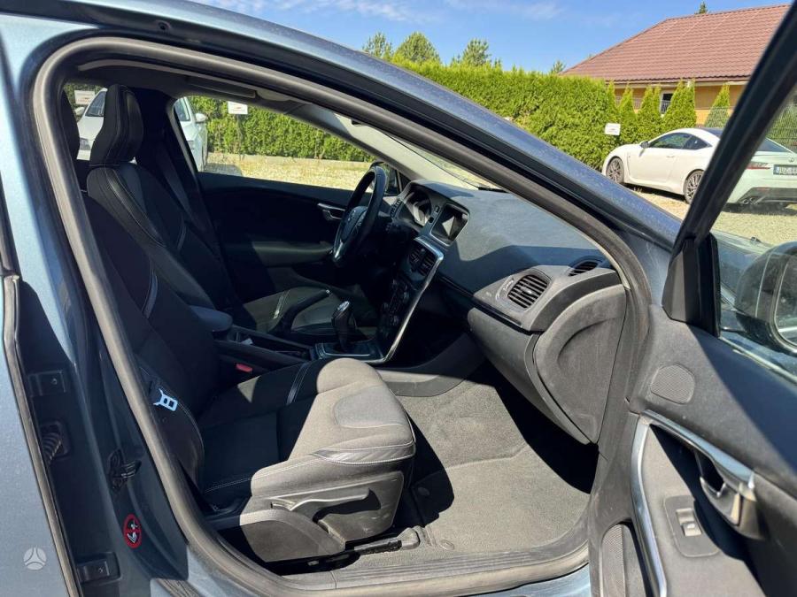 Blue Volvo V40 2013 in Alytus, with an engine capacity of 1.60 L and mileage of 273 thousand km for 5450 €, photo 10 on AUTOMOTO.COM.LV