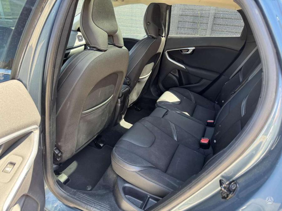 Blue Volvo V40 2013 in Alytus, with an engine capacity of 1.60 L and mileage of 273 thousand km for 5450 €, photo 11 on AUTOMOTO.COM.LV