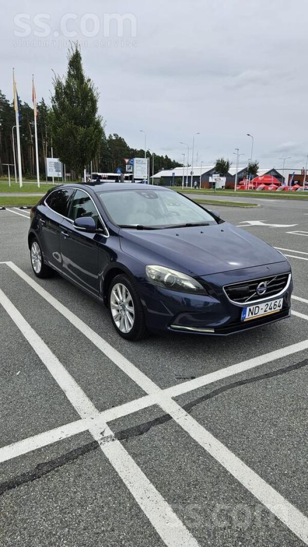 Blue Volvo V40 2013 in Riga, with an engine capacity of 1.60 L and mileage of 269 thousand km for 8500 €, photo 1 on AUTOMOTO.COM.LV