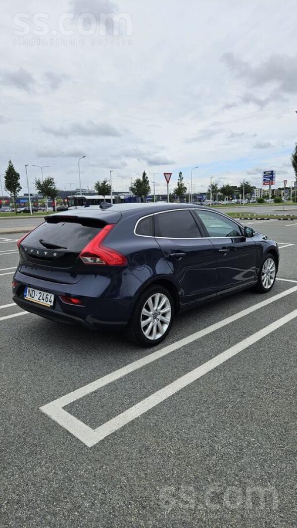 Blue Volvo V40 2013 in Riga, with an engine capacity of 1.60 L and mileage of 269 thousand km for 8500 €, photo 3 on AUTOMOTO.COM.LV