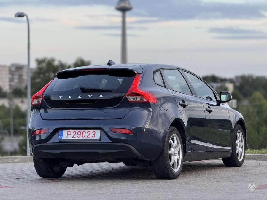 Blue Volvo V40 2013 in Vilnius, with an engine capacity of 1.56 L and mileage of 296 thousand km for 3900 €, photo 3 on AUTOMOTO.COM.LV