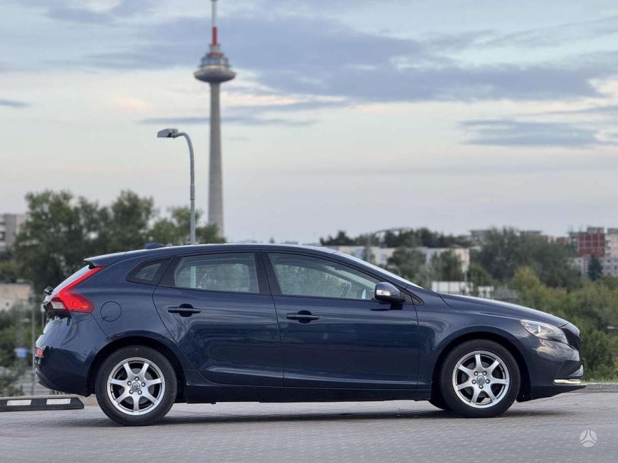 Blue Volvo V40 2013 in Vilnius, with an engine capacity of 1.56 L and mileage of 296 thousand km for 3900 €, photo 4 on AUTOMOTO.COM.LV