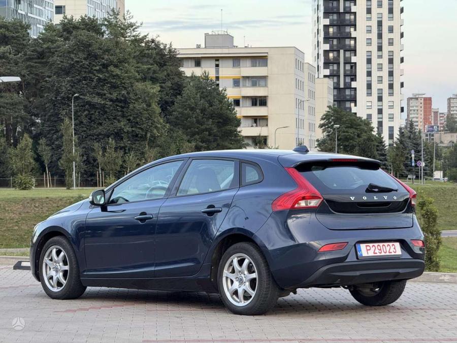 Blue Volvo V40 2013 in Vilnius, with an engine capacity of 1.56 L and mileage of 296 thousand km for 3900 €, photo 6 on AUTOMOTO.COM.LV