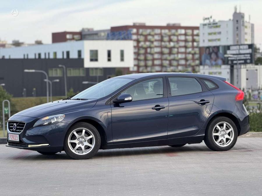 Blue Volvo V40 2013 in Vilnius, with an engine capacity of 1.56 L and mileage of 296 thousand km for 3900 €, photo 7 on AUTOMOTO.COM.LV