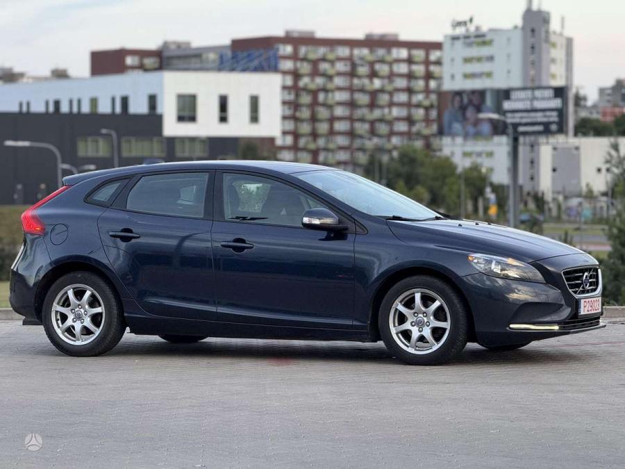 Blue Volvo V40 2013 in Vilnius, with an engine capacity of 1.56 L and mileage of 296 thousand km for 3900 €, photo 8 on AUTOMOTO.COM.LV