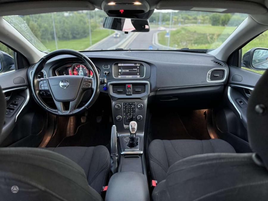 Blue Volvo V40 2013 in Vilnius, with an engine capacity of 1.56 L and mileage of 296 thousand km for 3900 €, photo 9 on AUTOMOTO.COM.LV