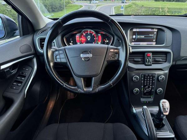 Volvo V40 2013 Viļņa vietnē Zils Volvo V40 2013 Viļņa, ar dzinēja tilpumu 1.56 L un nobraukumu 296 tūkst. km par 3900 €, foto 10 vietnē AUTOMOTO.COM.LV