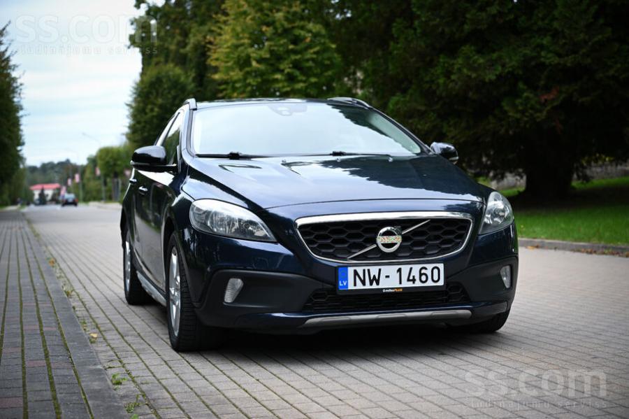 Blue Volvo V40 2013 in Ogre, with an engine capacity of 2.00 L and mileage of 335 thousand km for 5950 €, photo 1 on AUTOMOTO.COM.LV