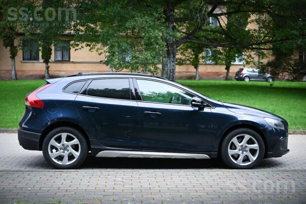 Blue Volvo V40 2013 in Ogre, with an engine capacity of 2.00 L and mileage of 335 thousand km for 5950 €, photo 4 on AUTOMOTO.COM.LV