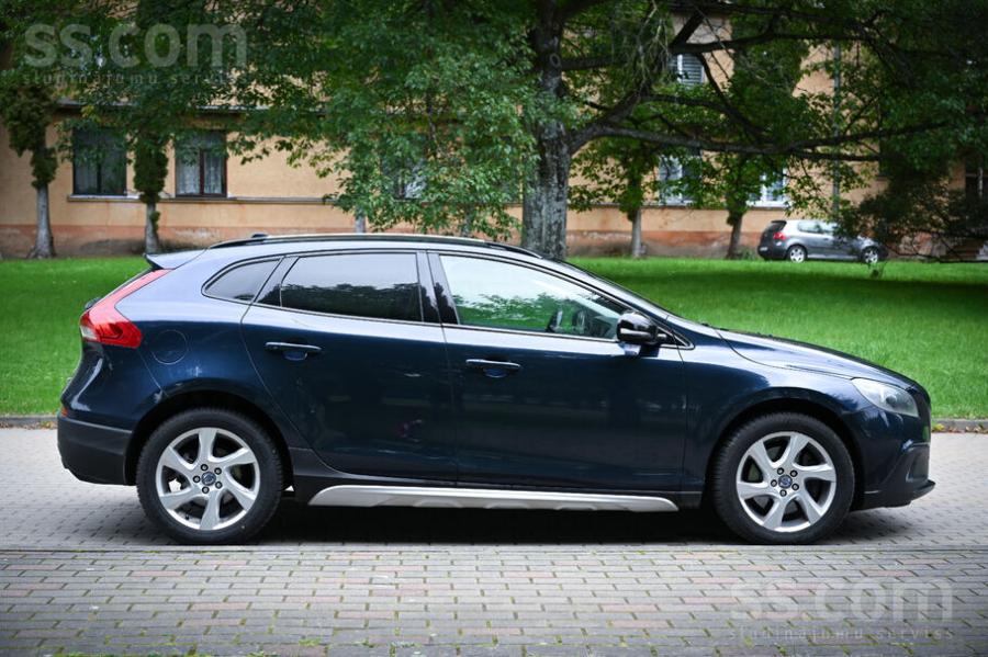 Blue Volvo V40 2013 in Ogre, with an engine capacity of 2.00 L and mileage of 335 thousand km for 5950 €, photo 4 on AUTOMOTO.COM.LV