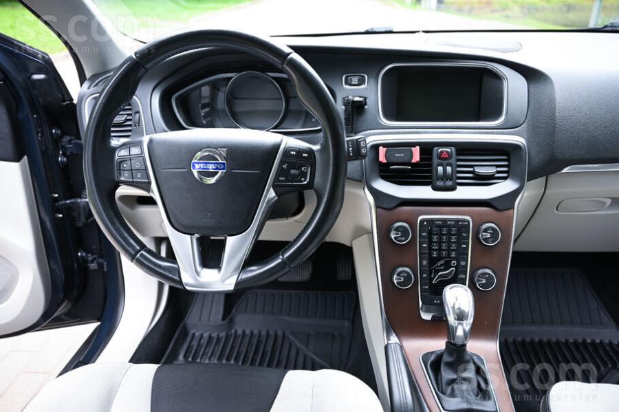 Blue Volvo V40 2013 in Ogre, with an engine capacity of 2.00 L and mileage of 335 thousand km for 5950 €, photo 6 on AUTOMOTO.COM.LV