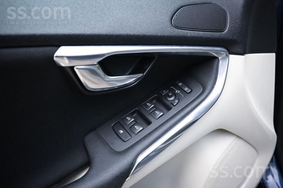 Blue Volvo V40 2013 in Ogre, with an engine capacity of 2.00 L and mileage of 335 thousand km for 5950 €, photo 10 on AUTOMOTO.COM.LV