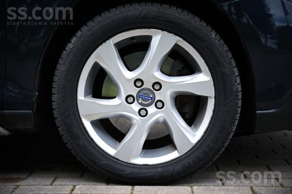 Blue Volvo V40 2013 in Ogre, with an engine capacity of 2.00 L and mileage of 335 thousand km for 5490 €, photo 8 on AUTOMOTO.COM.LV