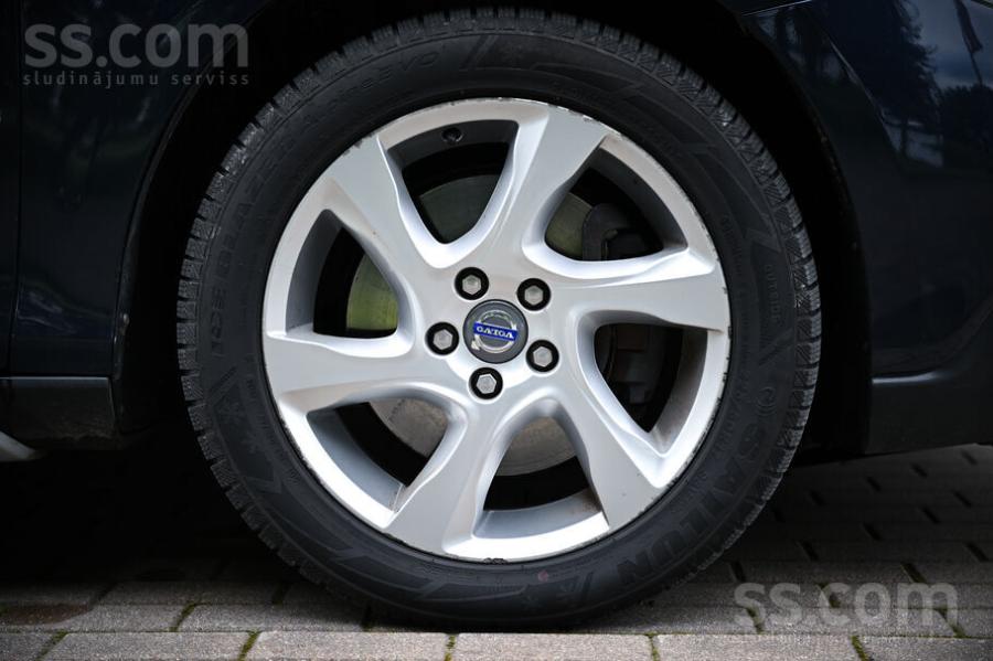 Blue Volvo V40 2013 in Ogre, with an engine capacity of 2.00 L and mileage of 335 thousand km for 5490 €, photo 8 on AUTOMOTO.COM.LV
