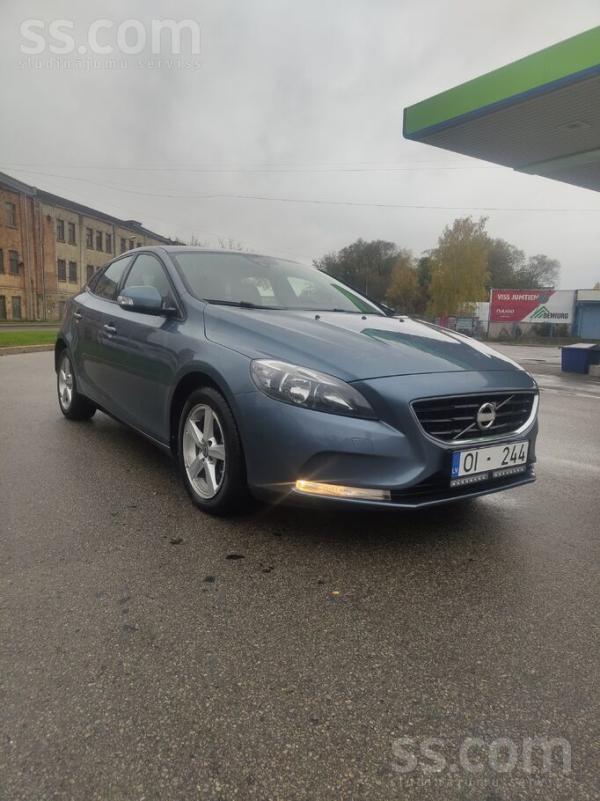 Volvo V40 2013 in Riga on AUTOMOTO.COM.LV Blue Volvo V40 2013 in Riga, with an engine capacity of 1.60 L and mileage of 227 thousand km for 6350 ā¬, photo 8 on AUTOMOTO.COM.LV