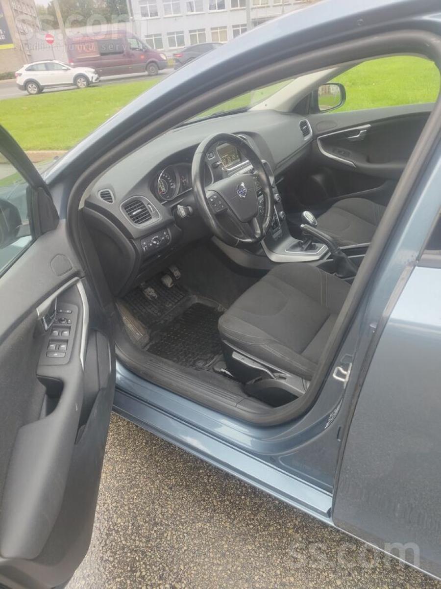 Zils Volvo V40 2013 Rīga, ar dzinēja tilpumu 1.60 L un nobraukumu 227 tūkst. km par 6350 €, foto 10 vietnē AUTOMOTO.COM.LV