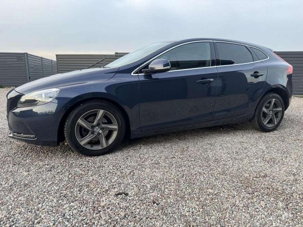 Zils Volvo V40 2014 Alīta, ar dzinēja tilpumu 1.56 L un nobraukumu 256 tūkst. km par 4900 €, foto 1 vietnē AUTOMOTO.COM.LV