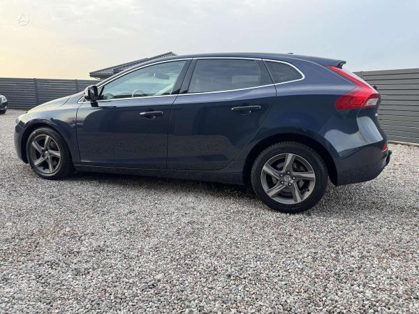 Zils Volvo V40 2014 Alīta, ar dzinēja tilpumu 1.56 L un nobraukumu 256 tūkst. km par 4900 €, foto 4 vietnē AUTOMOTO.COM.LV