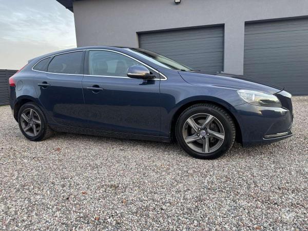 Zils Volvo V40 2014 Alīta, ar dzinēja tilpumu 1.56 L un nobraukumu 256 tūkst. km par 4900 €, foto 9 vietnē AUTOMOTO.COM.LV