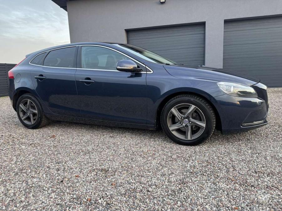 Zils Volvo V40 2014 Alīta, ar dzinēja tilpumu 1.56 L un nobraukumu 256 tūkst. km par 4900 €, foto 9 vietnē AUTOMOTO.COM.LV