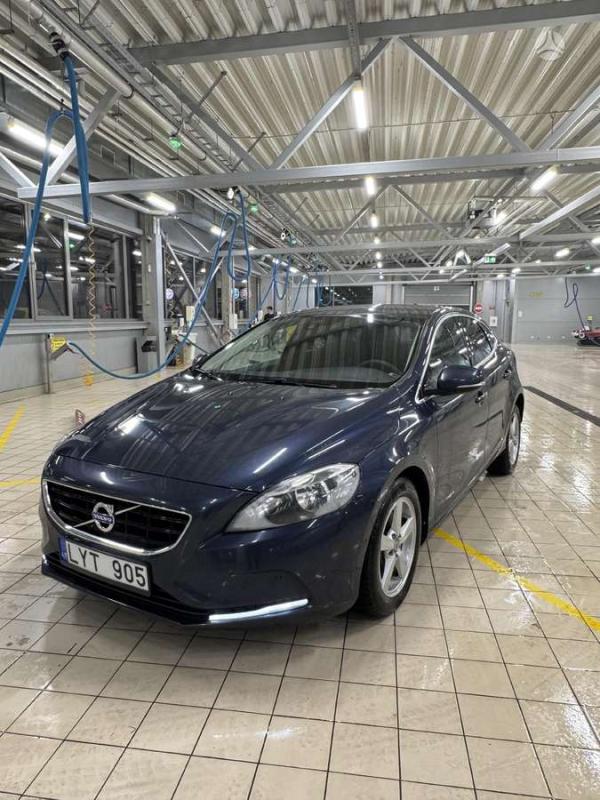 Zils Volvo V40 2014 Viļņa, ar dzinēja tilpumu 1.97 L un nobraukumu 298 tūkst. km par 4450 €, foto 2 vietnē AUTOMOTO.COM.LV