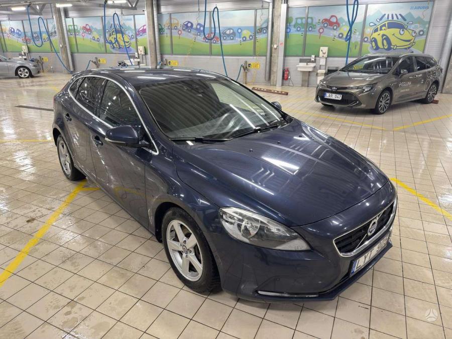 Zils Volvo V40 2014 Viļņa, ar dzinēja tilpumu 1.97 L un nobraukumu 298 tūkst. km par 4450 €, foto 12 vietnē AUTOMOTO.COM.LV