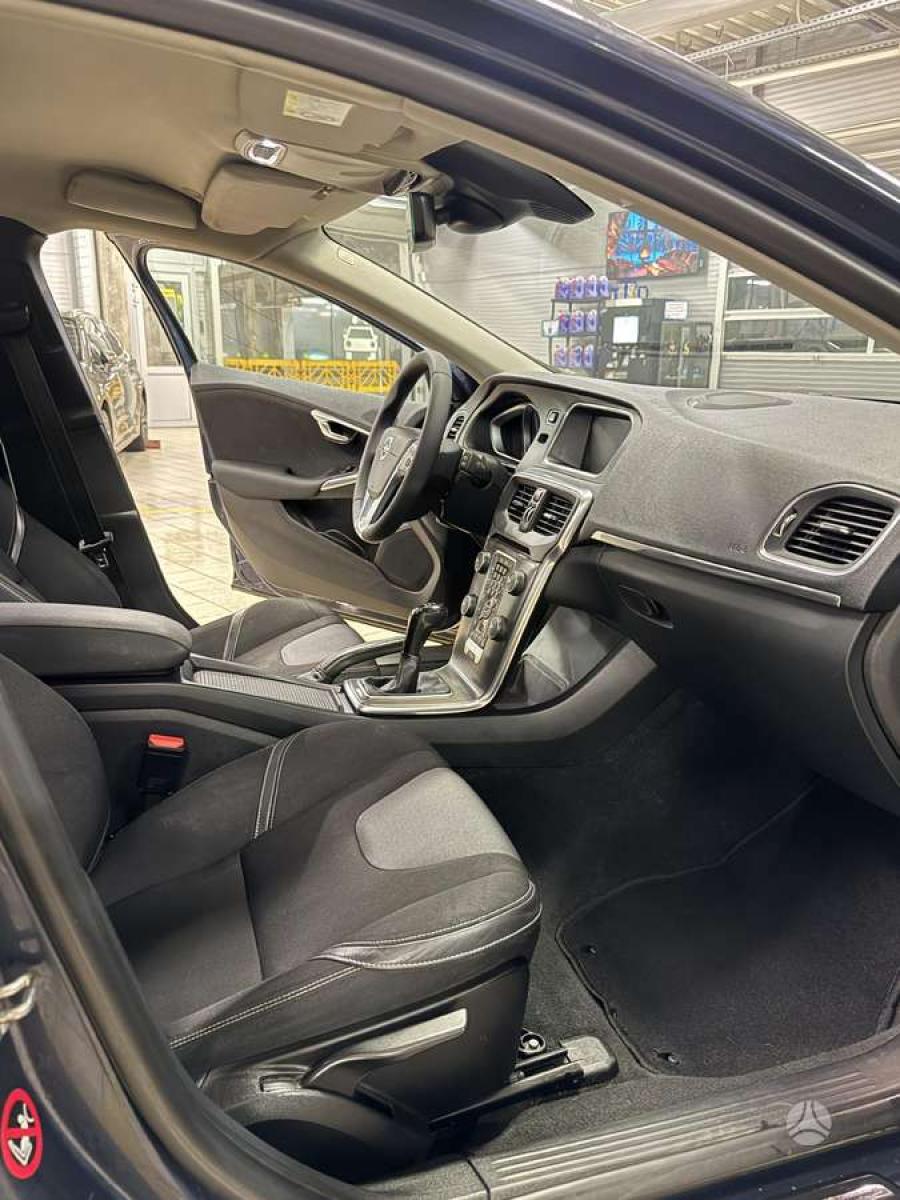 Zils Volvo V40 2014 Viļņa, ar dzinēja tilpumu 1.97 L un nobraukumu 298 tūkst. km par 4450 €, foto 16 vietnē AUTOMOTO.COM.LV
