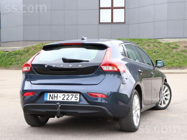 Blue Volvo V40 2014 in Daugavpils, with an engine capacity of 1.60 L and mileage of 238 thousand km for 5850 €, photo 5 on AUTOMOTO.COM.LV