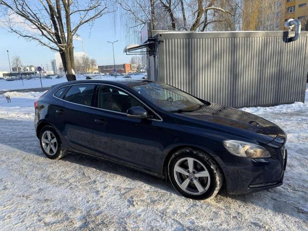Blue Volvo V40 2014 in Kaunas, with an engine capacity of 1.97 L and mileage of 257 thousand km for 5450 €, photo 5 on AUTOMOTO.COM.LV