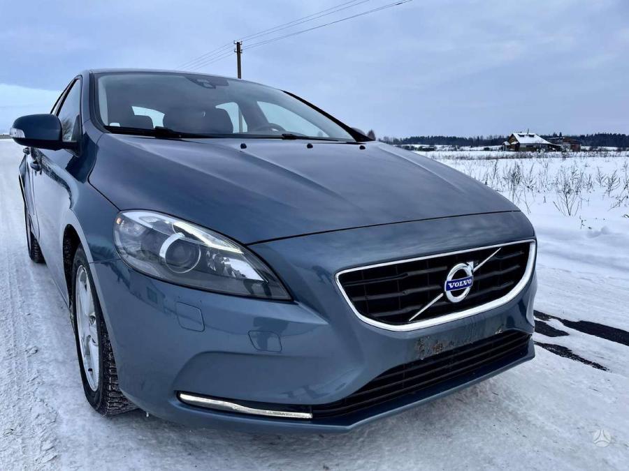 Blue Volvo V40 2014 in Vilnius, with an engine capacity of 1.56 L and mileage of 162 thousand km for 6900 €, photo 1 on AUTOMOTO.COM.LV