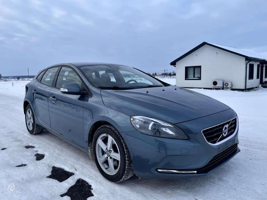 Blue Volvo V40 2014 in Vilnius, with an engine capacity of 1.56 L and mileage of 162 thousand km for 6900 €, photo 4 on AUTOMOTO.COM.LV