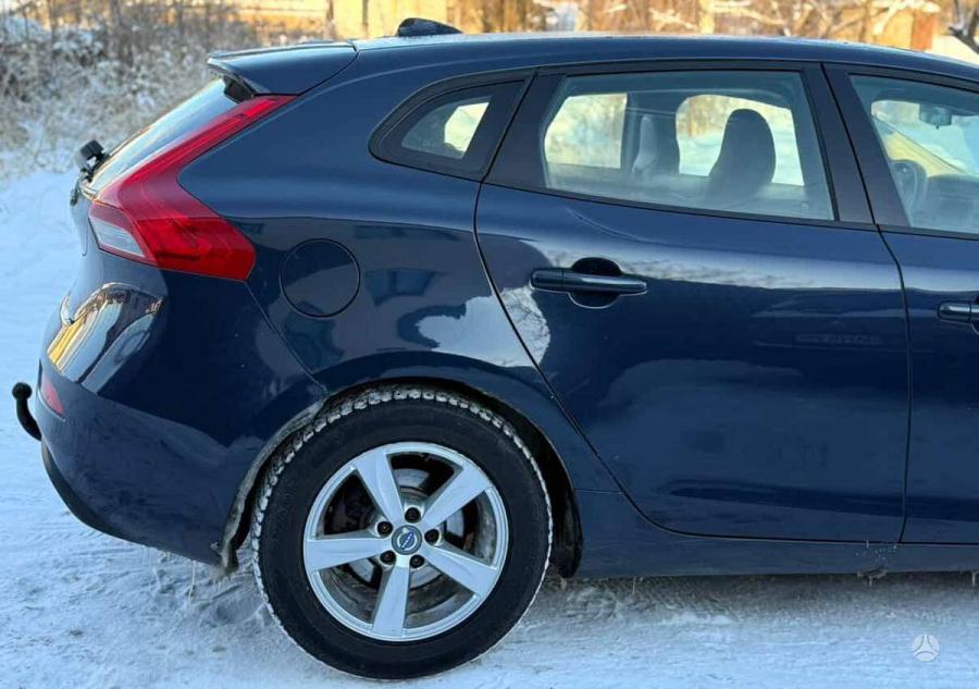 Blue Volvo V40 2014 in Kaunas, with an engine capacity of 1.56 L and mileage of 280 thousand km for 5499 €, photo 5 on AUTOMOTO.COM.LV