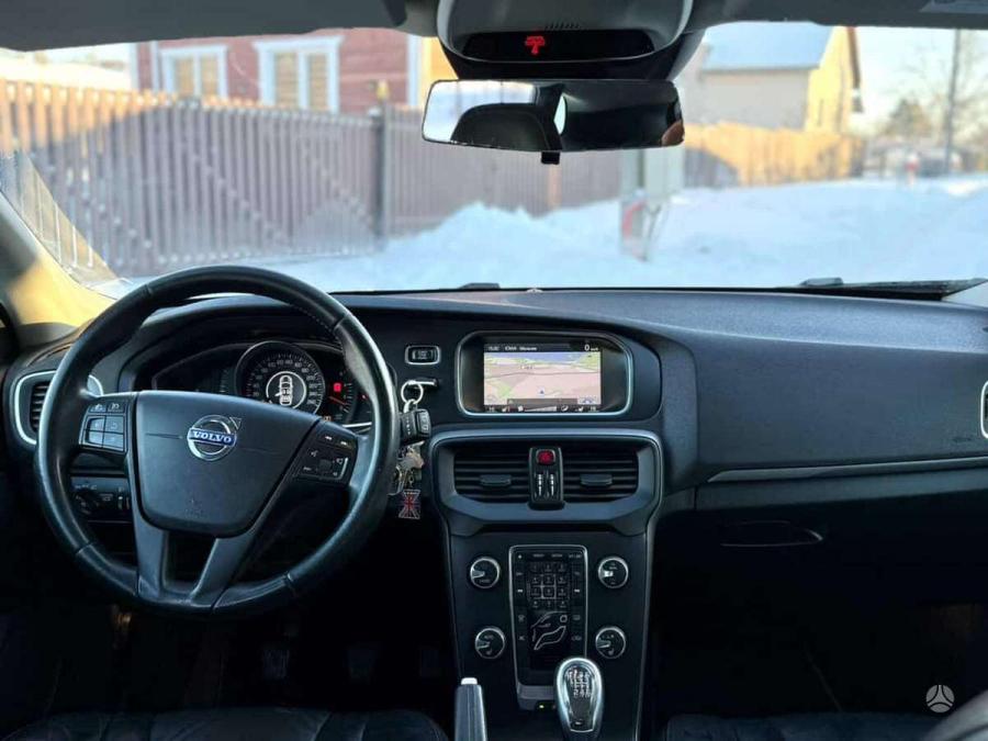 Blue Volvo V40 2014 in Kaunas, with an engine capacity of 1.56 L and mileage of 280 thousand km for 5499 €, photo 13 on AUTOMOTO.COM.LV