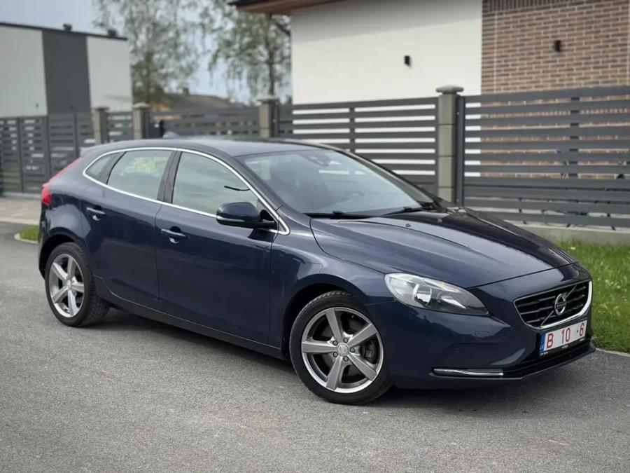 Blue Volvo V40 2014 in Jelgava, with an engine capacity of 2.00 L and mileage of 245 thousand km for 6200 €, photo 6 on AUTOMOTO.COM.LV