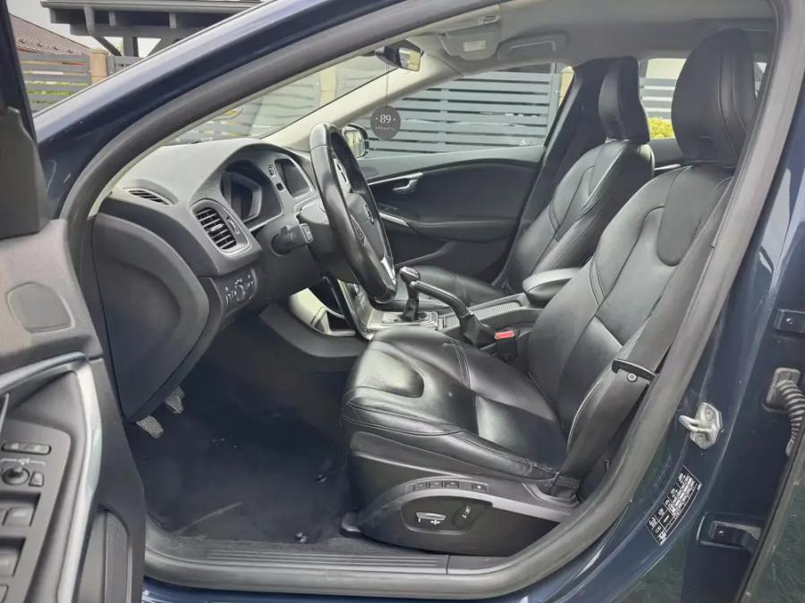 Blue Volvo V40 2014 in Jelgava, with an engine capacity of 2.00 L and mileage of 245 thousand km for 6200 €, photo 10 on AUTOMOTO.COM.LV