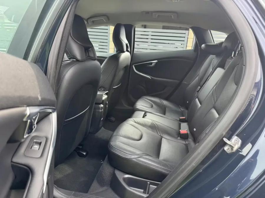 Blue Volvo V40 2014 in Jelgava, with an engine capacity of 2.00 L and mileage of 245 thousand km for 6200 €, photo 11 on AUTOMOTO.COM.LV