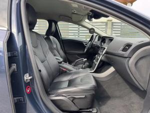 Blue Volvo V40 2014 in Jelgava, with an engine capacity of 2.00 L and mileage of 245 thousand km for 6200 €, photo 12 on AUTOMOTO.COM.LV