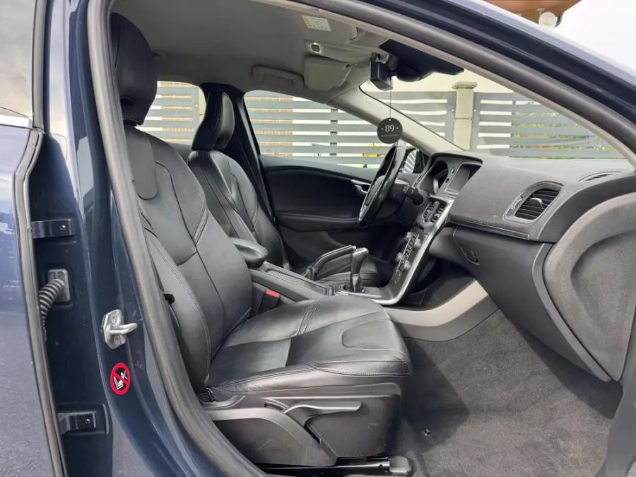Blue Volvo V40 2014 in Jelgava, with an engine capacity of 2.00 L and mileage of 245 thousand km for 6200 €, photo 12 on AUTOMOTO.COM.LV