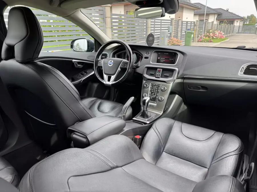 Blue Volvo V40 2014 in Jelgava, with an engine capacity of 2.00 L and mileage of 245 thousand km for 6200 €, photo 15 on AUTOMOTO.COM.LV