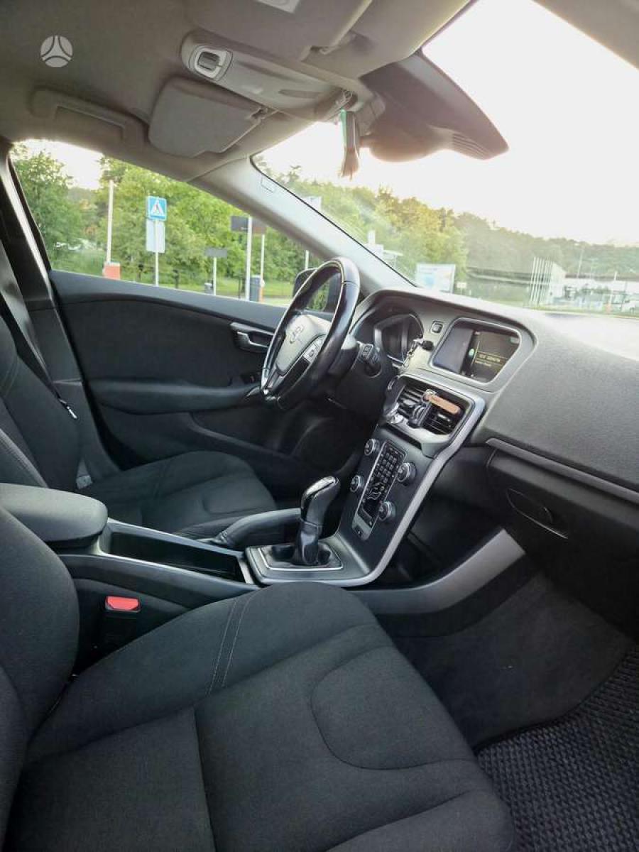Blue Volvo V40 2014 in Vilnius, with an engine capacity of 1.56 L and mileage of 214 thousand km for 5200 €, photo 5 on AUTOMOTO.COM.LV