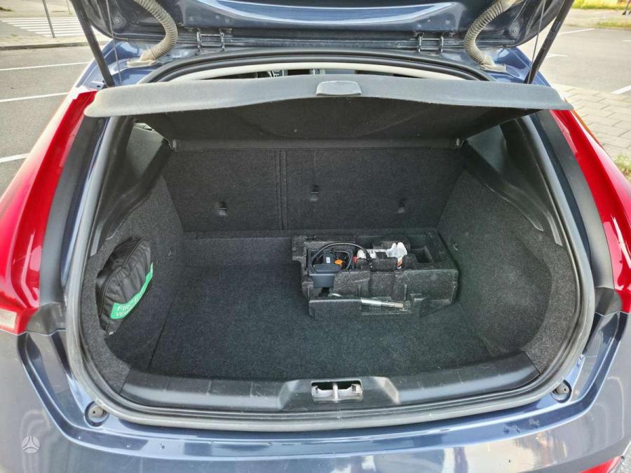Blue Volvo V40 2014 in Vilnius, with an engine capacity of 1.56 L and mileage of 214 thousand km for 5200 €, photo 10 on AUTOMOTO.COM.LV