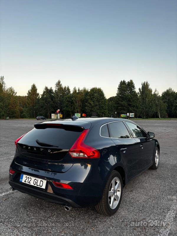 Blue Volvo V40 2014 in Tallinn, with an engine capacity of 2.00 L and mileage of 266 thousand km for 7799 €, photo 6 on AUTOMOTO.COM.LV