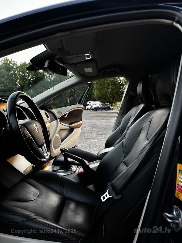 Blue Volvo V40 2014 in Tallinn, with an engine capacity of 2.00 L and mileage of 266 thousand km for 7799 €, photo 10 on AUTOMOTO.COM.LV