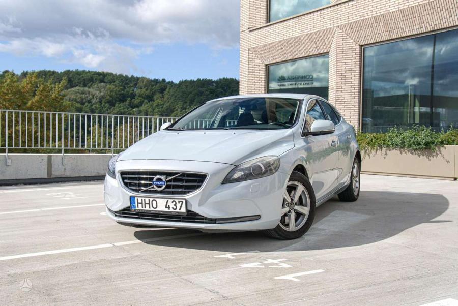 Blue Volvo V40 2014 in Vilnius, with an engine capacity of 1.97 L and mileage of 235 thousand km for 9250 €, photo 3 on AUTOMOTO.COM.LV