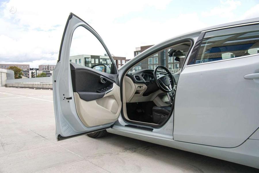 Blue Volvo V40 2014 in Vilnius, with an engine capacity of 1.97 L and mileage of 235 thousand km for 9250 €, photo 14 on AUTOMOTO.COM.LV