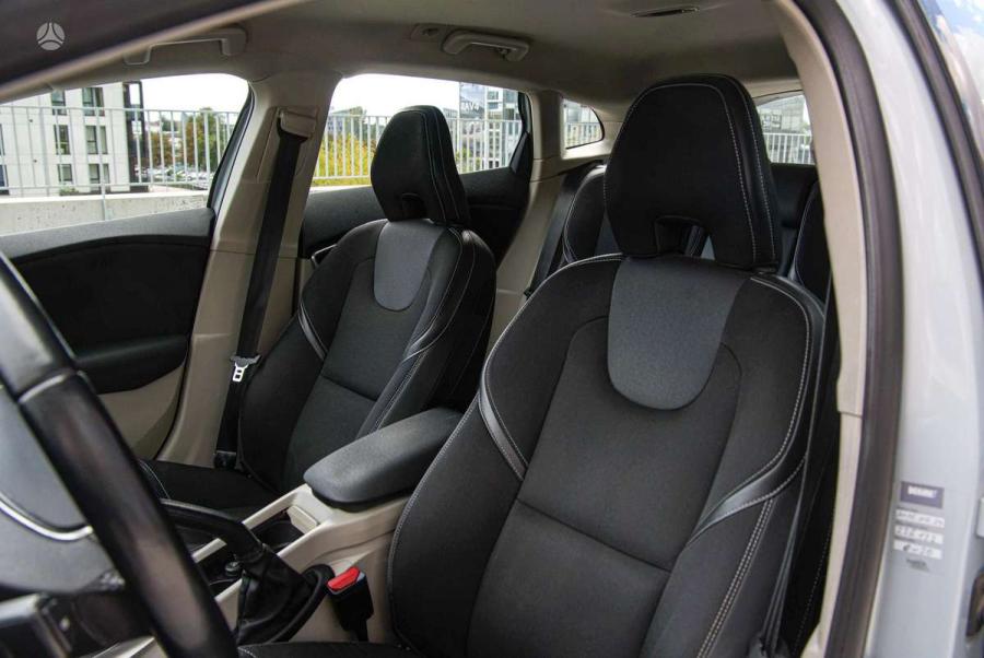 Blue Volvo V40 2014 in Vilnius, with an engine capacity of 1.97 L and mileage of 235 thousand km for 9250 €, photo 15 on AUTOMOTO.COM.LV