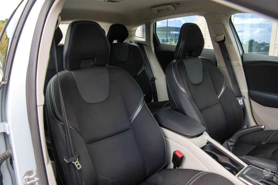 Blue Volvo V40 2014 in Vilnius, with an engine capacity of 1.97 L and mileage of 235 thousand km for 9250 €, photo 16 on AUTOMOTO.COM.LV